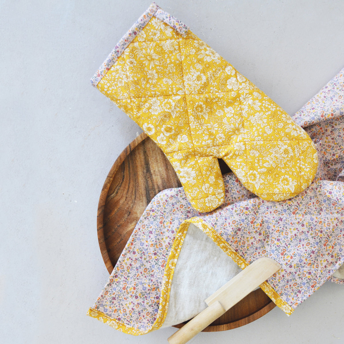 Quilted oven mitt and tea towel pattern – Gathered